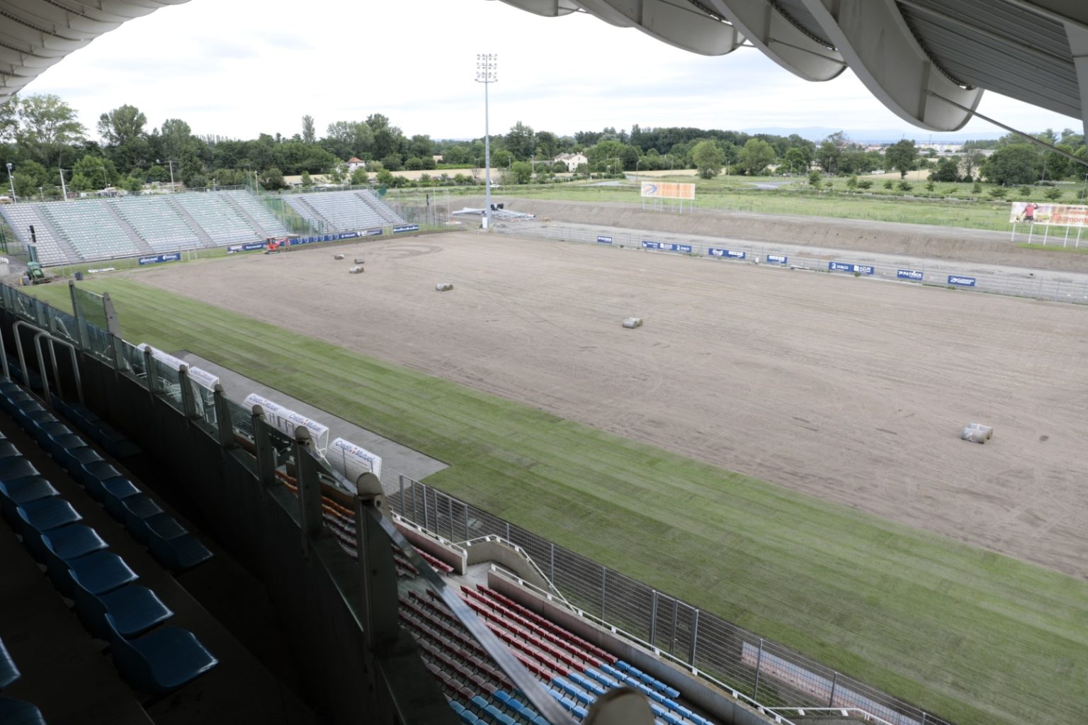 Travaux Ligue 1 : la pelouse arrive ! - Clermont Foot